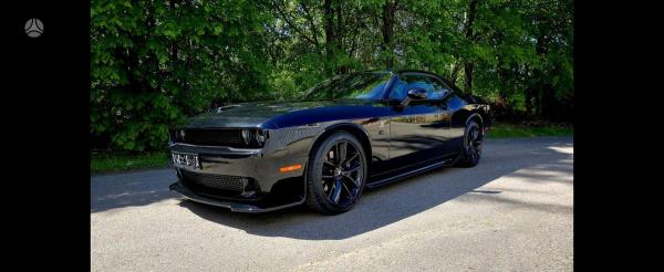 Black Dodge Challenger 2019 in Panevezys, with an engine capacity of 6.42 L and mileage of 57 thousand km for 28000 €, photo 1 on AUTOMOTO.COM.LV
