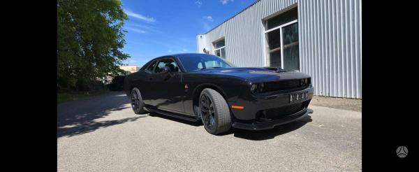 Black Dodge Challenger 2019 in Panevezys, with an engine capacity of 6.42 L and mileage of 57 thousand km for 28000 €, photo 2 on AUTOMOTO.COM.LV