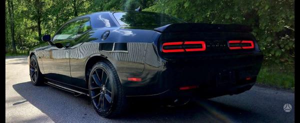 Black Dodge Challenger 2019 in Panevezys, with an engine capacity of 6.42 L and mileage of 57 thousand km for 28000 €, photo 3 on AUTOMOTO.COM.LV