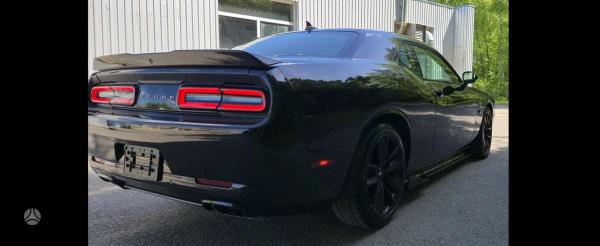 Black Dodge Challenger 2019 in Panevezys, with an engine capacity of 6.42 L and mileage of 57 thousand km for 28000 €, photo 4 on AUTOMOTO.COM.LV