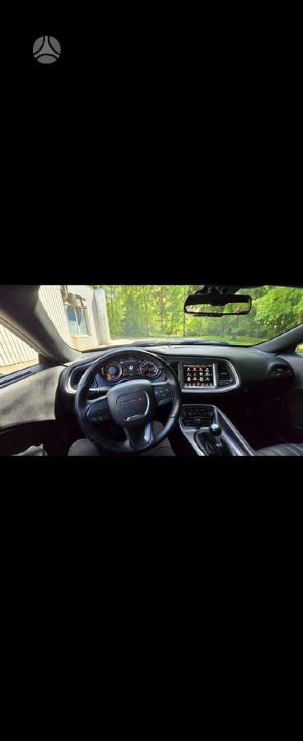 Black Dodge Challenger 2019 in Panevezys, with an engine capacity of 6.42 L and mileage of 57 thousand km for 28000 €, photo 5 on AUTOMOTO.COM.LV