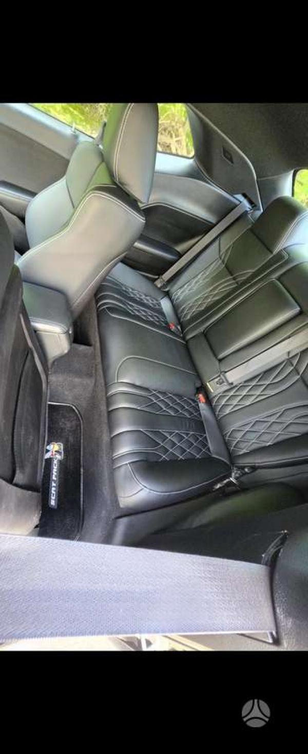 Black Dodge Challenger 2019 in Panevezys, with an engine capacity of 6.42 L and mileage of 57 thousand km for 28000 €, photo 6 on AUTOMOTO.COM.LV