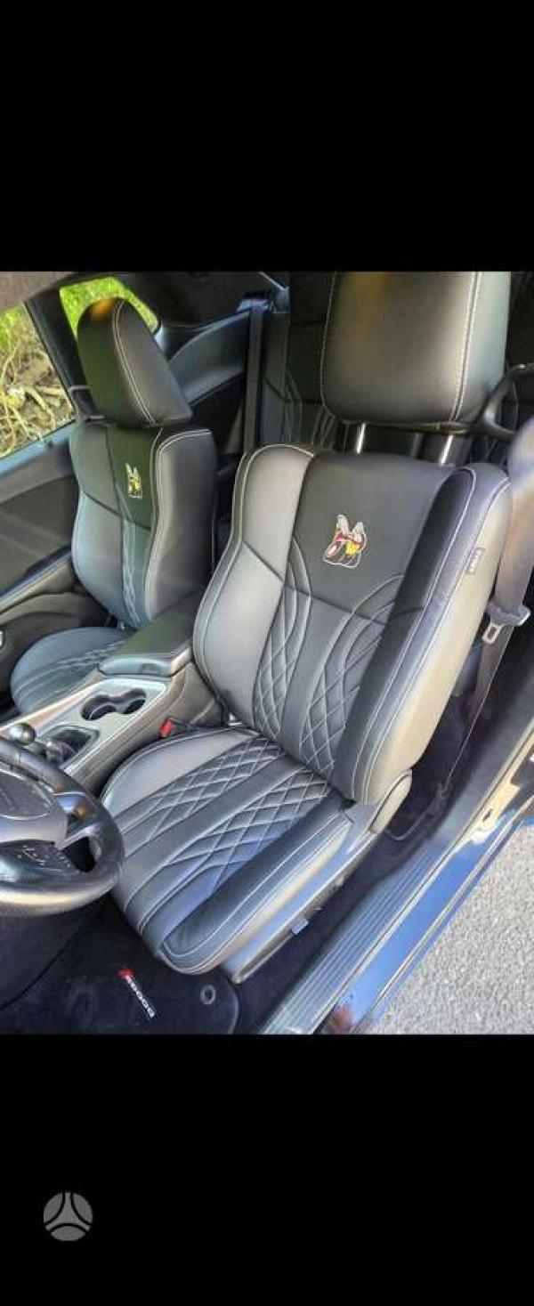 Black Dodge Challenger 2019 in Panevezys, with an engine capacity of 6.42 L and mileage of 57 thousand km for 28000 €, photo 7 on AUTOMOTO.COM.LV