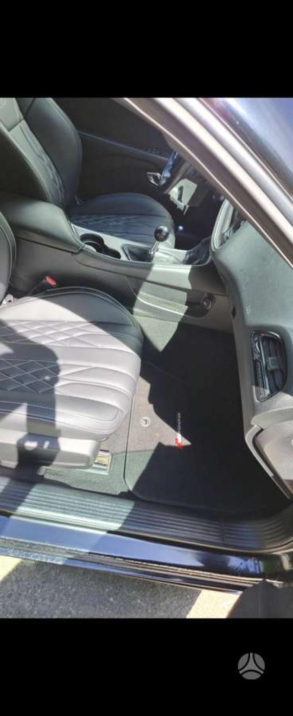 Black Dodge Challenger 2019 in Panevezys, with an engine capacity of 6.42 L and mileage of 57 thousand km for 28000 €, photo 8 on AUTOMOTO.COM.LV