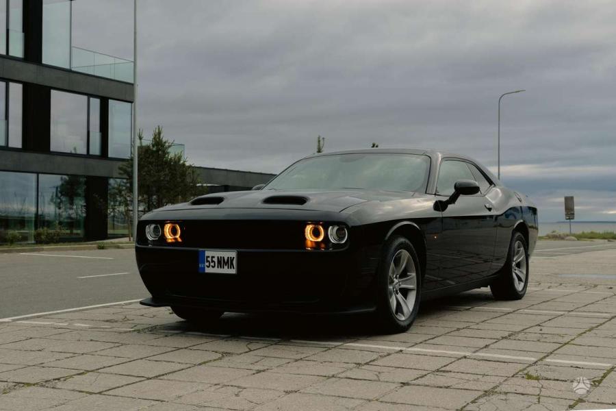 Black Dodge Challenger 2019 in Tallinn, with an engine capacity of 3.60 L and mileage of 206 thousand km for 18000 €, photo 1 on AUTOMOTO.COM.LV