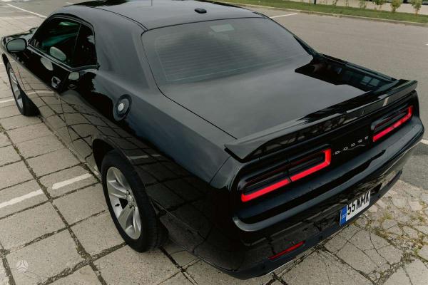 Black Dodge Challenger 2019 in Tallinn, with an engine capacity of 3.60 L and mileage of 206 thousand km for 18000 €, photo 4 on AUTOMOTO.COM.LV