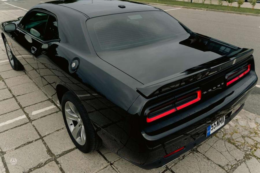 Black Dodge Challenger 2019 in Tallinn, with an engine capacity of 3.60 L and mileage of 206 thousand km for 18000 €, photo 5 on AUTOMOTO.COM.LV