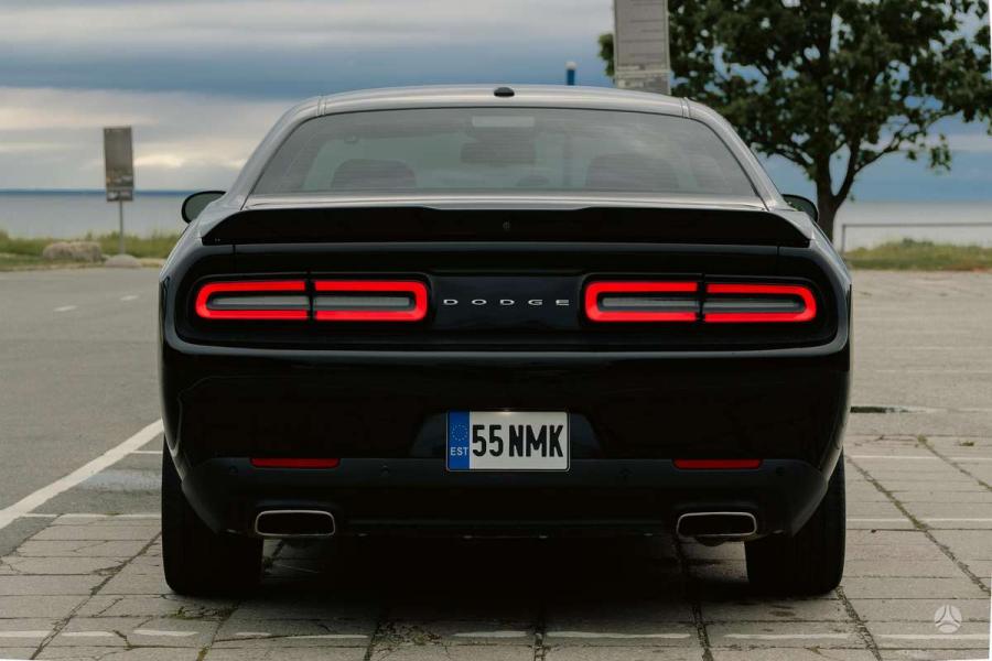 Black Dodge Challenger 2019 in Tallinn, with an engine capacity of 3.60 L and mileage of 206 thousand km for 18000 €, photo 6 on AUTOMOTO.COM.LV