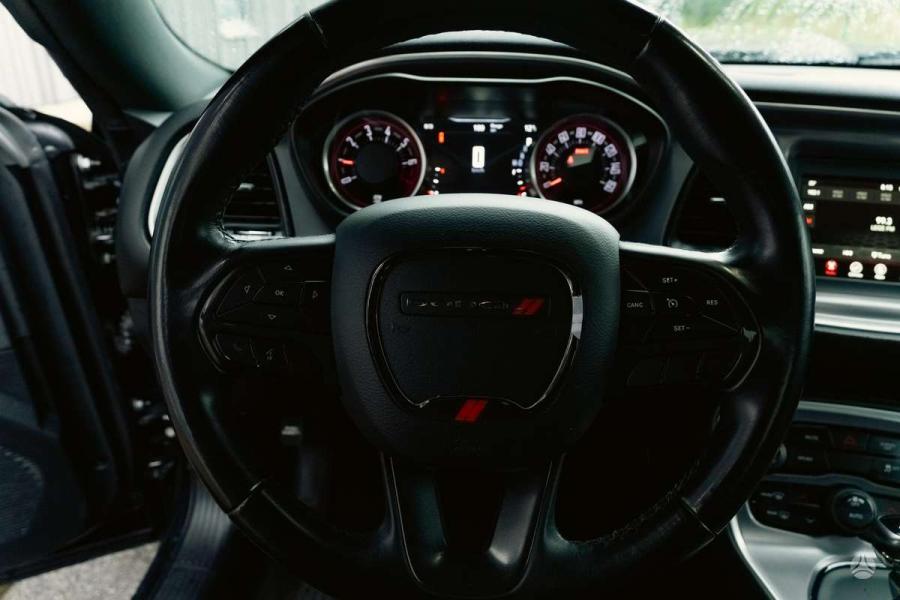 Black Dodge Challenger 2019 in Tallinn, with an engine capacity of 3.60 L and mileage of 206 thousand km for 18000 €, photo 9 on AUTOMOTO.COM.LV