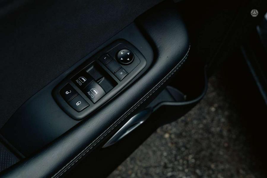 Black Dodge Challenger 2019 in Tallinn, with an engine capacity of 3.60 L and mileage of 206 thousand km for 18000 €, photo 16 on AUTOMOTO.COM.LV