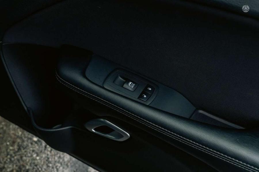 Black Dodge Challenger 2019 in Tallinn, with an engine capacity of 3.60 L and mileage of 206 thousand km for 18000 €, photo 17 on AUTOMOTO.COM.LV