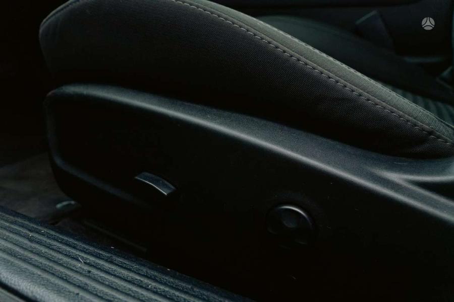 Black Dodge Challenger 2019 in Tallinn, with an engine capacity of 3.60 L and mileage of 206 thousand km for 18000 €, photo 19 on AUTOMOTO.COM.LV