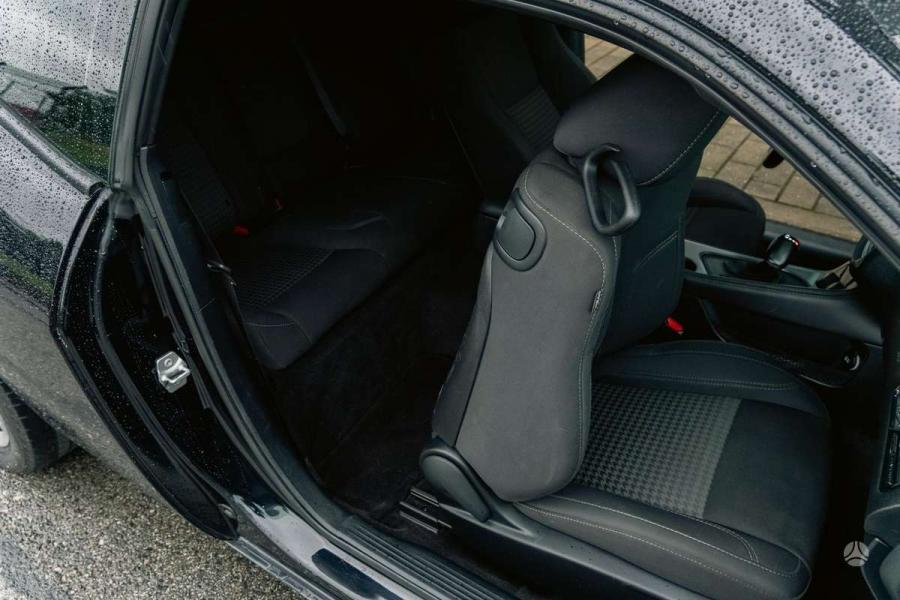 Black Dodge Challenger 2019 in Tallinn, with an engine capacity of 3.60 L and mileage of 206 thousand km for 18000 €, photo 20 on AUTOMOTO.COM.LV