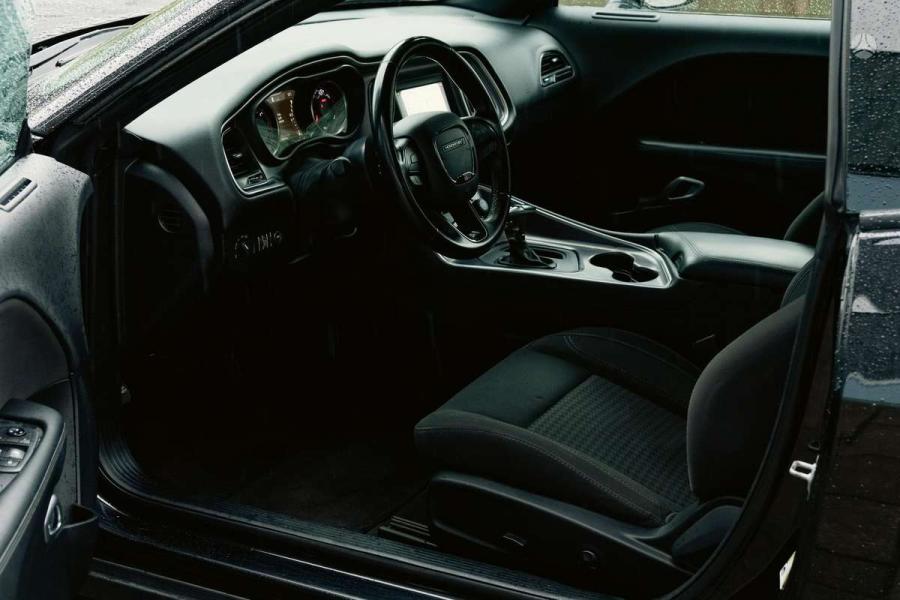 Black Dodge Challenger 2019 in Tallinn, with an engine capacity of 3.60 L and mileage of 206 thousand km for 18000 €, photo 22 on AUTOMOTO.COM.LV