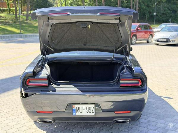 Black Dodge Challenger 2019 in Kaunas, with an engine capacity of 3.60 L and mileage of 140 thousand km for 12200 €, photo 10 on AUTOMOTO.COM.LV