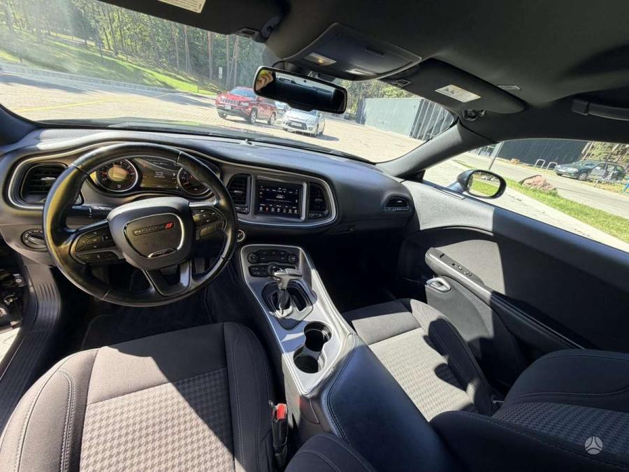 Melns Dodge Challenger 2019 Kauņa, ar dzinēja tilpumu 3.60 L un nobraukumu 140 tūkst. km par 12200 €, foto 18 vietnē AUTOMOTO.COM.LV