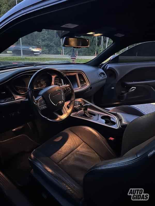 Black Dodge Challenger 2019 in Klaipeda, with an engine capacity of 5.70 L and mileage of 118 thousand km for 21500 €, photo 7 on AUTOMOTO.COM.LV