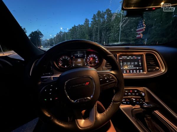 Black Dodge Challenger 2019 in Klaipeda, with an engine capacity of 5.70 L and mileage of 118 thousand km for 21500 €, photo 10 on AUTOMOTO.COM.LV