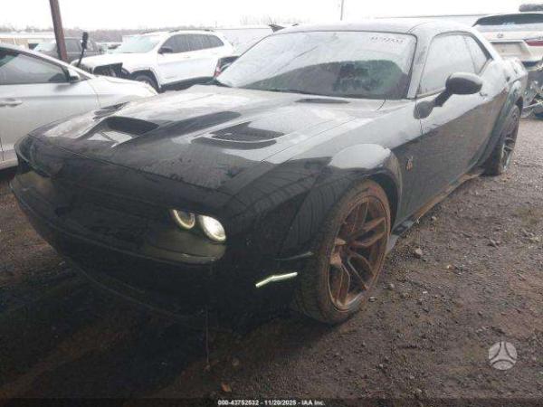 Black Dodge Challenger 2020 in Kaunas, with an engine capacity of 6.42 L and mileage of 83 thousand km for 24999 €, photo 2 on AUTOMOTO.COM.LV