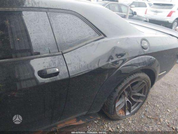 Black Dodge Challenger 2020 in Kaunas, with an engine capacity of 6.42 L and mileage of 83 thousand km for 24999 €, photo 5 on AUTOMOTO.COM.LV