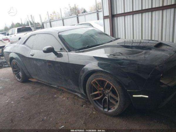 Black Dodge Challenger 2020 in Kaunas, with an engine capacity of 6.42 L and mileage of 83 thousand km for 24999 €, photo 6 on AUTOMOTO.COM.LV