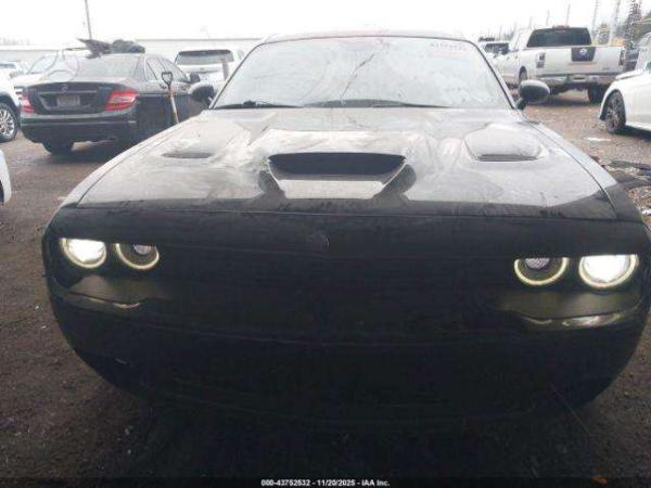 Black Dodge Challenger 2020 in Kaunas, with an engine capacity of 6.42 L and mileage of 83 thousand km for 24999 €, photo 9 on AUTOMOTO.COM.LV