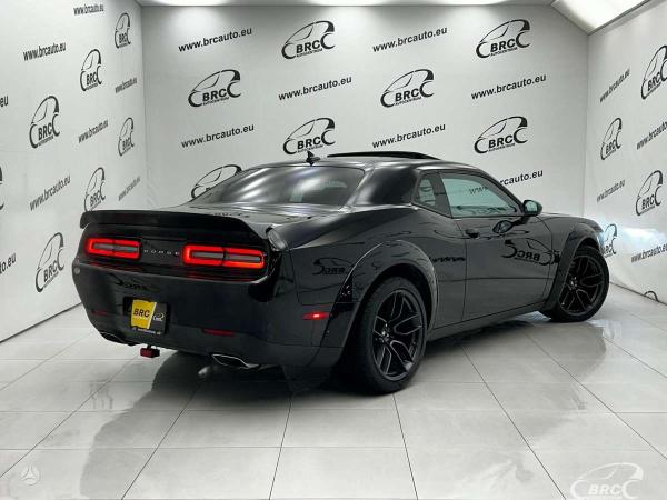 Black Dodge Challenger 2020 in Vilnius, with an engine capacity of 6.41 L and mileage of 89 thousand km for 38800 €, photo 3 on AUTOMOTO.COM.LV