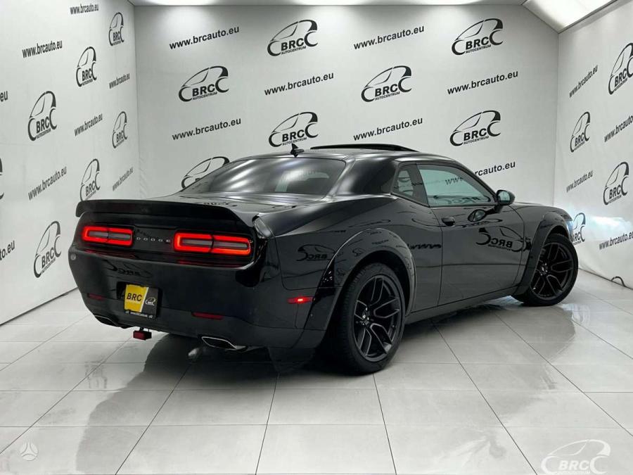Black Dodge Challenger 2020 in Vilnius, with an engine capacity of 6.41 L and mileage of 89 thousand km for 38800 €, photo 3 on AUTOMOTO.COM.LV