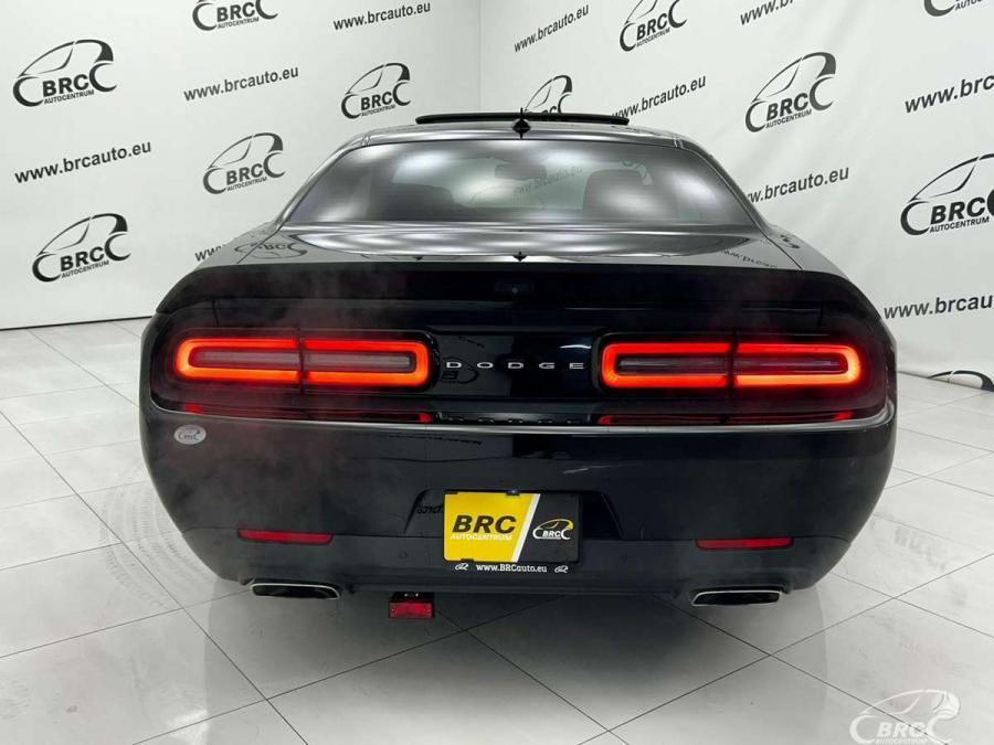 Black Dodge Challenger 2020 in Vilnius, with an engine capacity of 6.41 L and mileage of 89 thousand km for 38800 €, photo 27 on AUTOMOTO.COM.LV