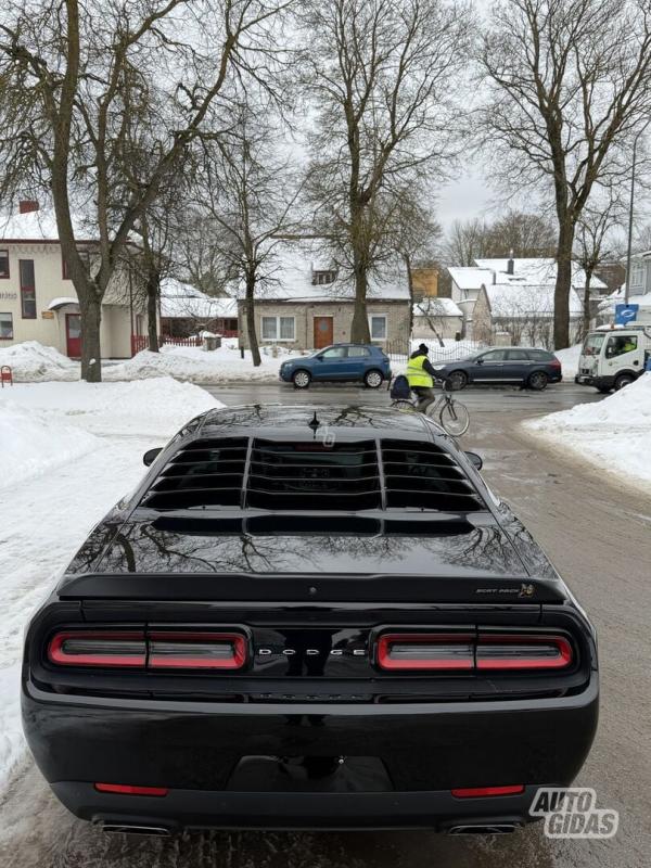Melns Dodge Challenger 2020 Šauļi, ar dzinēja tilpumu 6.40 L un nobraukumu 59 tūkst. km par 31500 €, foto 4 vietnē AUTOMOTO.COM.LV