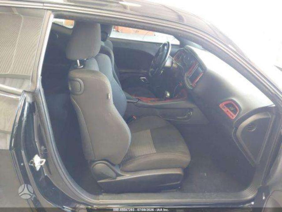 Black Dodge Challenger 2020 in Klaipeda, with an engine capacity of 0.00 L and mileage of 71 thousand km for 10600 €, photo 6 on AUTOMOTO.COM.LV