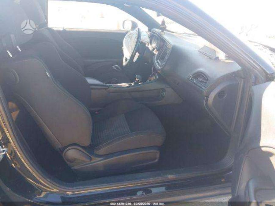 Черный Додж Челенджер 2021 в Клайпеда, объемом двигателя 5.65 л и пробегом 51 тыс. км за 8400 €, фото 5 на AUTOMOTO.COM.LV