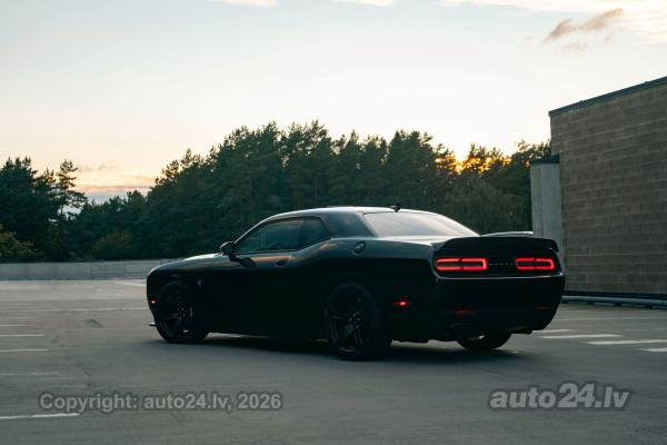 Black Dodge Challenger 2021 in Riga, with an engine capacity of 6.20 L and mileage of 39 thousand km for 84000 €, photo 3 on AUTOMOTO.COM.LV