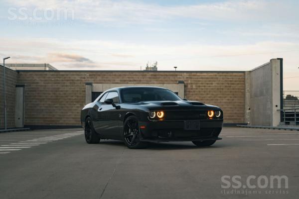 Melns Dodge Challenger 2021 Ogre, ar dzinēja tilpumu 6.20 L un nobraukumu 39 tūkst. km par 79000 €, foto 1 vietnē AUTOMOTO.COM.LV