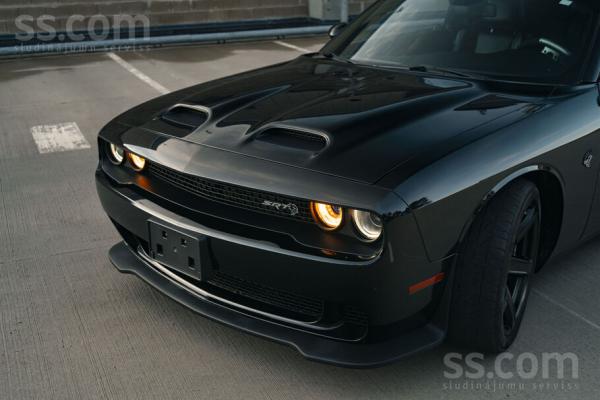 Melns Dodge Challenger 2021 Ogre, ar dzinēja tilpumu 6.20 L un nobraukumu 39 tūkst. km par 79000 €, foto 3 vietnē AUTOMOTO.COM.LV