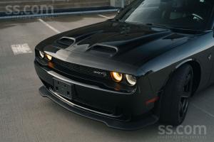 Black Dodge Challenger 2021 in Ogre, with an engine capacity of 6.20 L and mileage of 39 thousand km for 79000 €, photo 4 on AUTOMOTO.COM.LV