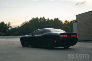 Black Dodge Challenger 2021 in Ogre, with an engine capacity of 6.20 L and mileage of 39 thousand km for 79000 €, photo 5 on AUTOMOTO.COM.LV