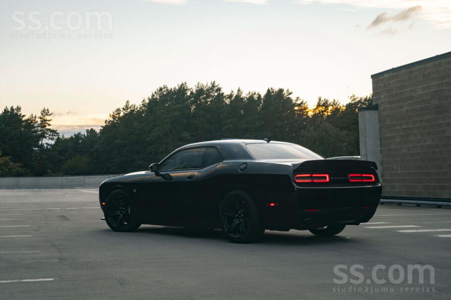 Black Dodge Challenger 2021 in Ogre, with an engine capacity of 6.20 L and mileage of 39 thousand km for 79000 €, photo 5 on AUTOMOTO.COM.LV