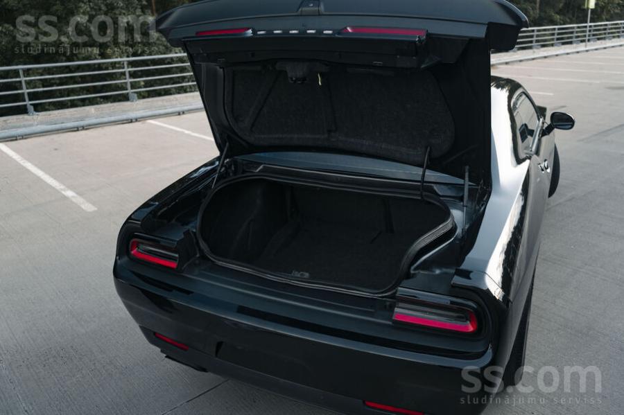 Black Dodge Challenger 2021 in Ogre, with an engine capacity of 6.20 L and mileage of 39 thousand km for 79000 €, photo 14 on AUTOMOTO.COM.LV