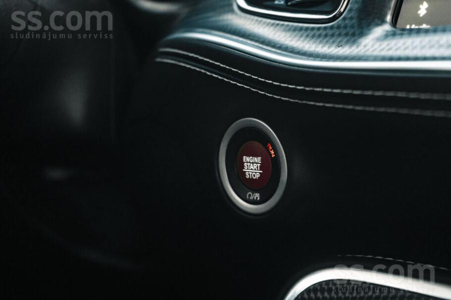 Black Dodge Challenger 2021 in Ogre, with an engine capacity of 6.20 L and mileage of 39 thousand km for 79000 €, photo 27 on AUTOMOTO.COM.LV