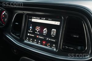 Black Dodge Challenger 2021 in Ogre, with an engine capacity of 6.20 L and mileage of 39 thousand km for 79000 €, photo 31 on AUTOMOTO.COM.LV