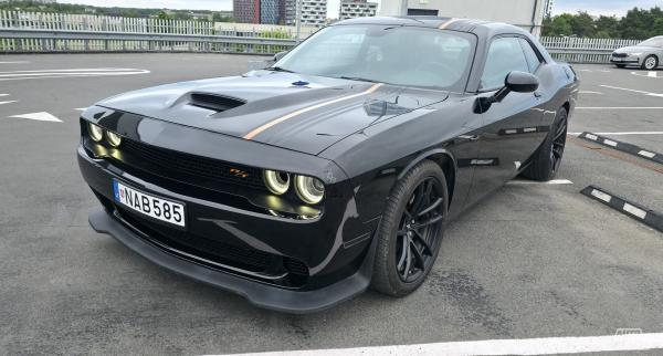 Black Dodge Challenger 2021 in Vilnius, with an engine capacity of 5.70 L and mileage of 66 thousand km for 27900 €, photo 2 on AUTOMOTO.COM.LV
