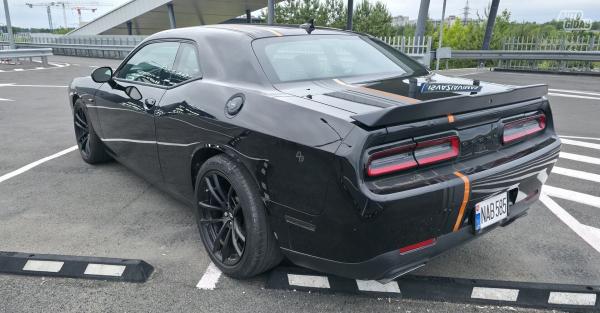 Black Dodge Challenger 2021 in Vilnius, with an engine capacity of 5.70 L and mileage of 66 thousand km for 27900 €, photo 3 on AUTOMOTO.COM.LV