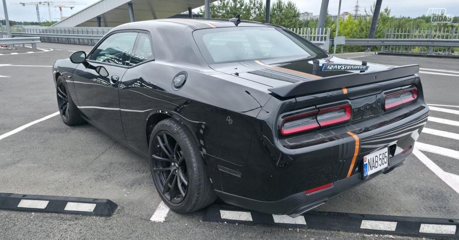 Melns Dodge Challenger 2021 Viļņa, ar dzinēja tilpumu 5.70 L un nobraukumu 66 tūkst. km par 27900 €, foto 4 vietnē AUTOMOTO.COM.LV