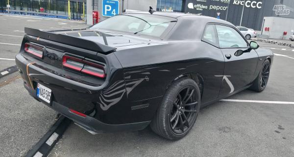 Black Dodge Challenger 2021 in Vilnius, with an engine capacity of 5.70 L and mileage of 66 thousand km for 27900 €, photo 4 on AUTOMOTO.COM.LV