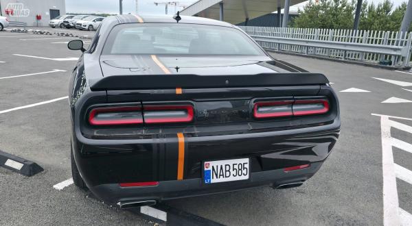 Black Dodge Challenger 2021 in Vilnius, with an engine capacity of 5.70 L and mileage of 66 thousand km for 27900 €, photo 5 on AUTOMOTO.COM.LV