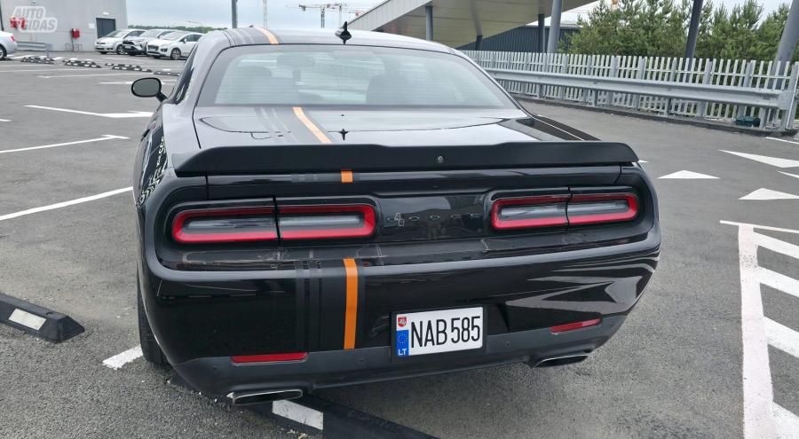 Melns Dodge Challenger 2021 Viļņa, ar dzinēja tilpumu 5.70 L un nobraukumu 66 tūkst. km par 27900 €, foto 6 vietnē AUTOMOTO.COM.LV