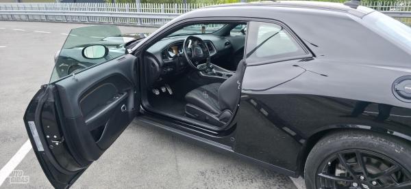 Black Dodge Challenger 2021 in Vilnius, with an engine capacity of 5.70 L and mileage of 66 thousand km for 27900 €, photo 9 on AUTOMOTO.COM.LV