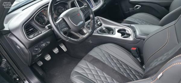 Black Dodge Challenger 2021 in Vilnius, with an engine capacity of 5.70 L and mileage of 66 thousand km for 27900 €, photo 10 on AUTOMOTO.COM.LV