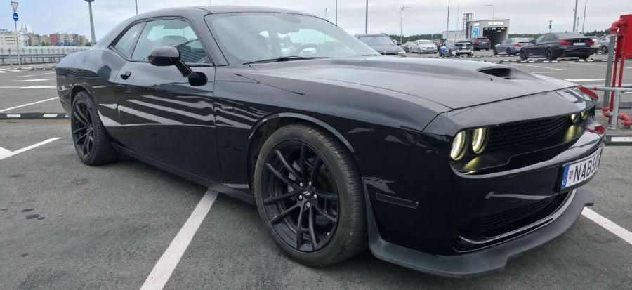 Черный Додж Челенджер 2021 в Вильнюс, объемом двигателя 5.65 л и пробегом 66 тыс. км за 27900 €, фото 1 на AUTOMOTO.COM.LV